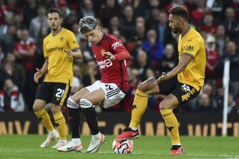 Man United needs late goal by Raphael Varane to beat dominant Wolves 1 ...