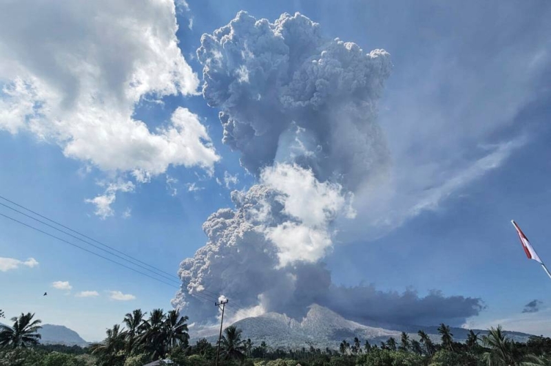 Indonesia's Mount Lewotobi Laki Laki volcano erupts and sends searing ...