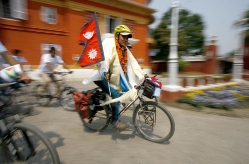 Round-the-world cyclist eyes Everest summit - The Himalayan Times ...