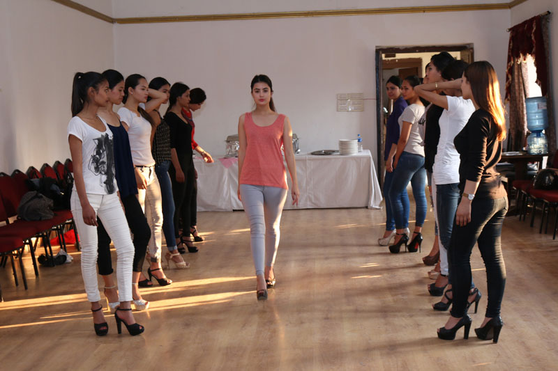 For the perfect walk: Gorgeous models train for the upcoming Fashion ...