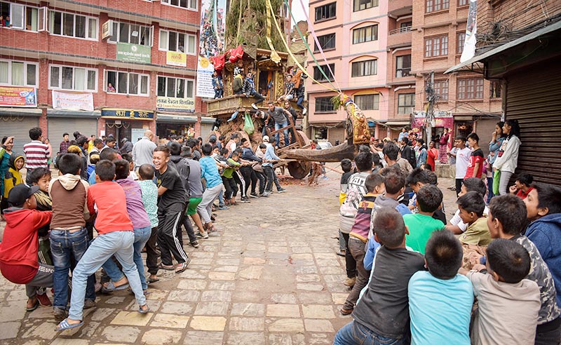 Pulling Seto Machhindranath chariot - The Himalayan Times - Nepal's No ...